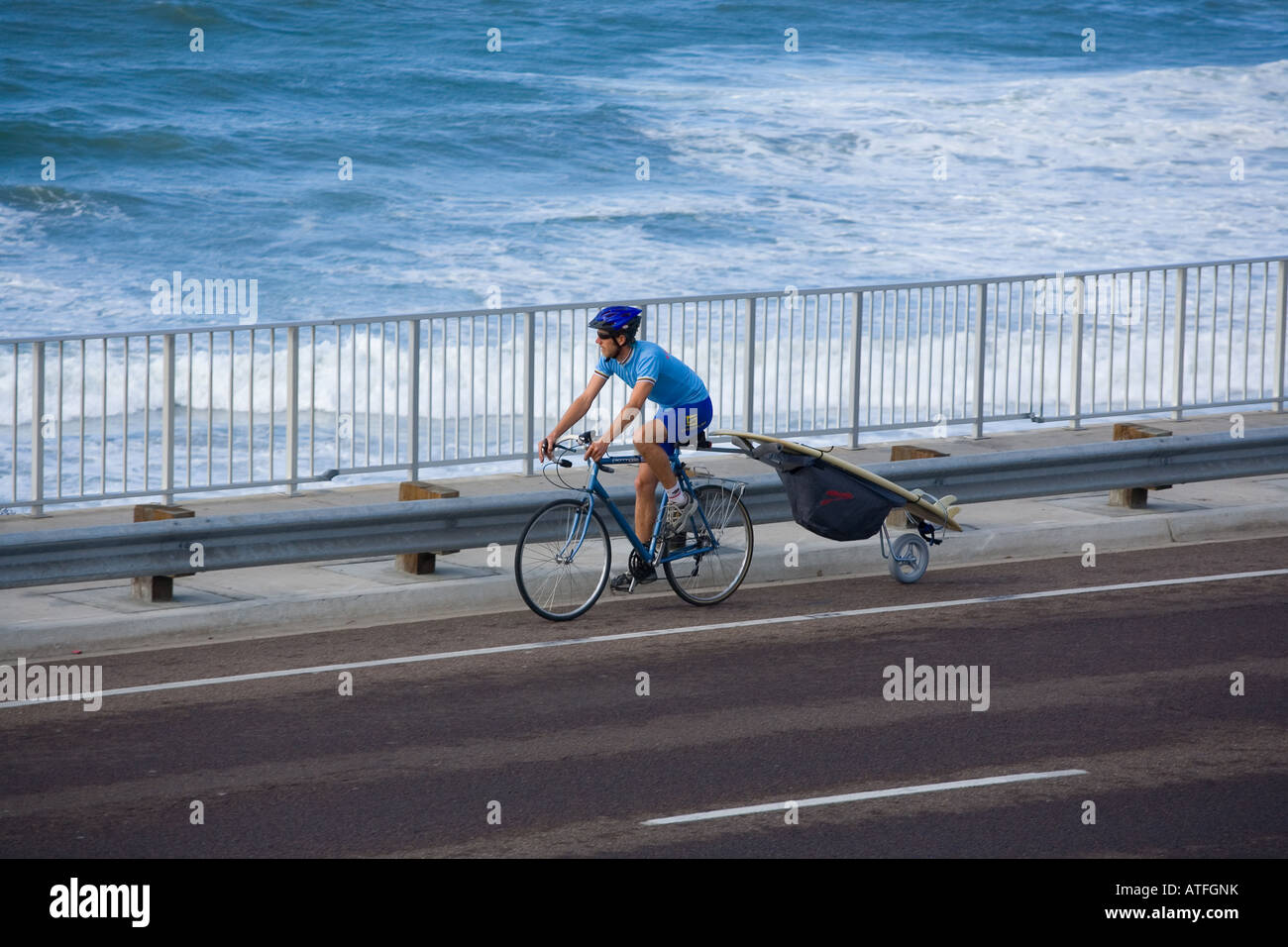 Shoulder rides beach hi-res stock photography and images - Alamy