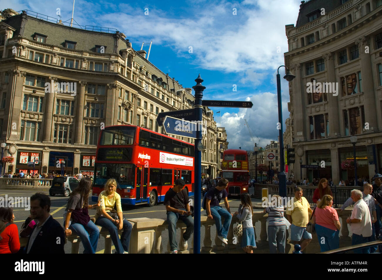 Busy london street hi-res stock photography and images - Alamy