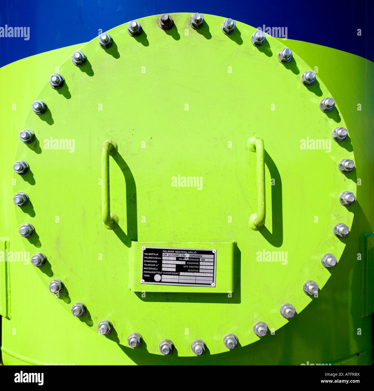 Lid and bolting in a tightly sealed and pressurized natural gas ...