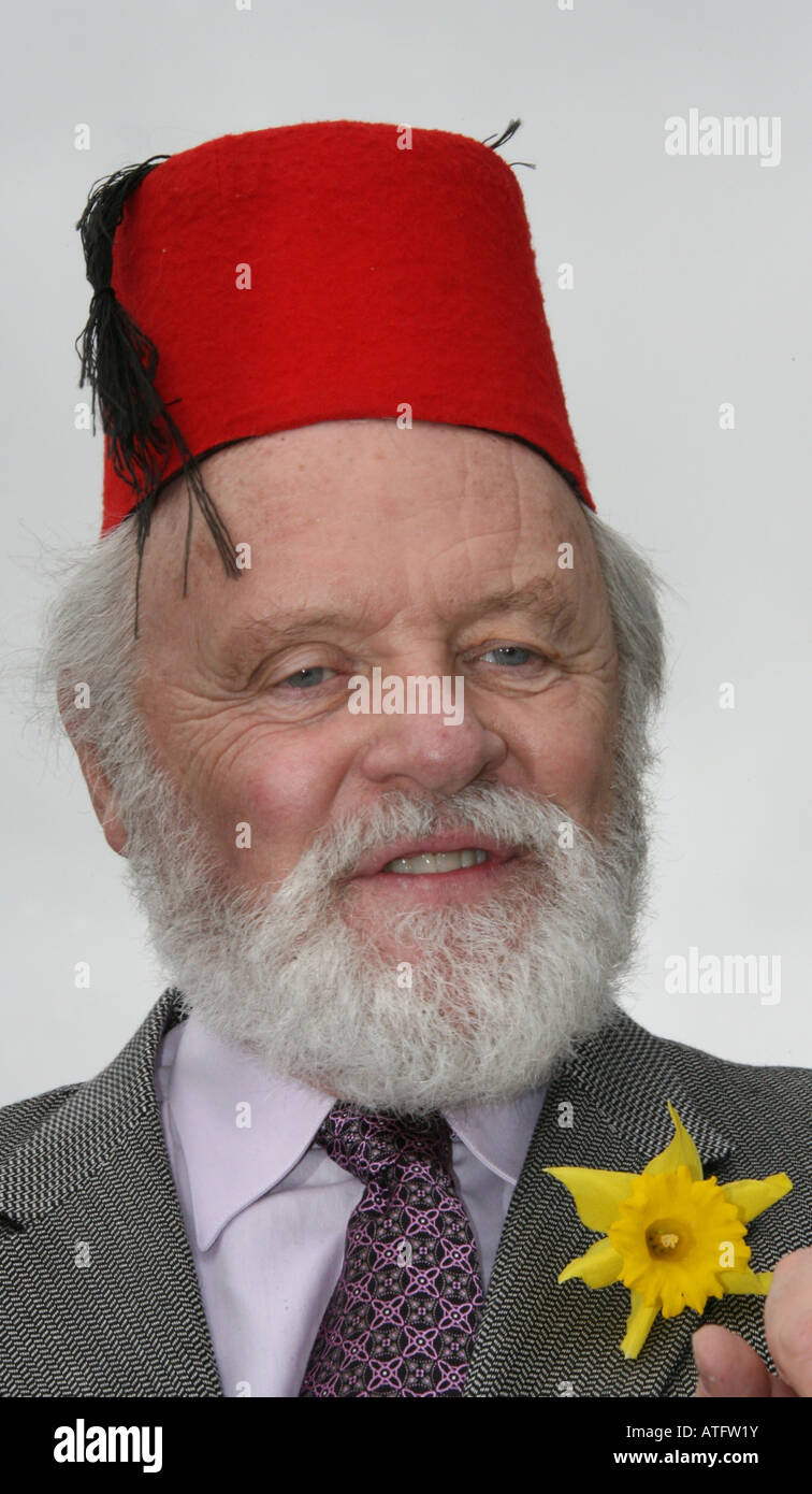 Tommy cooper fez hi-res stock photography and images - Alamy