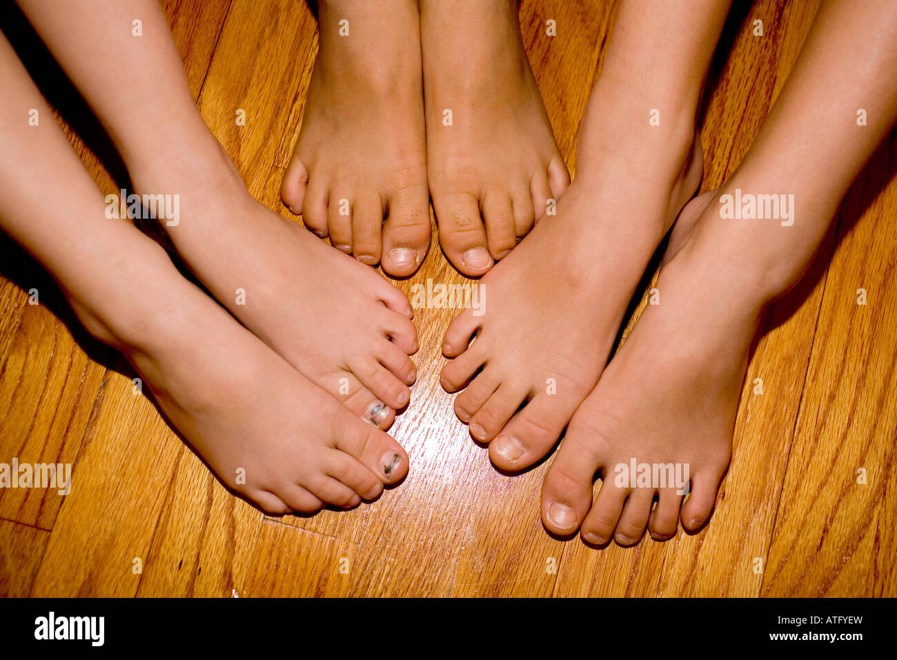 Children's feet to feet Stock Photo - Alamy