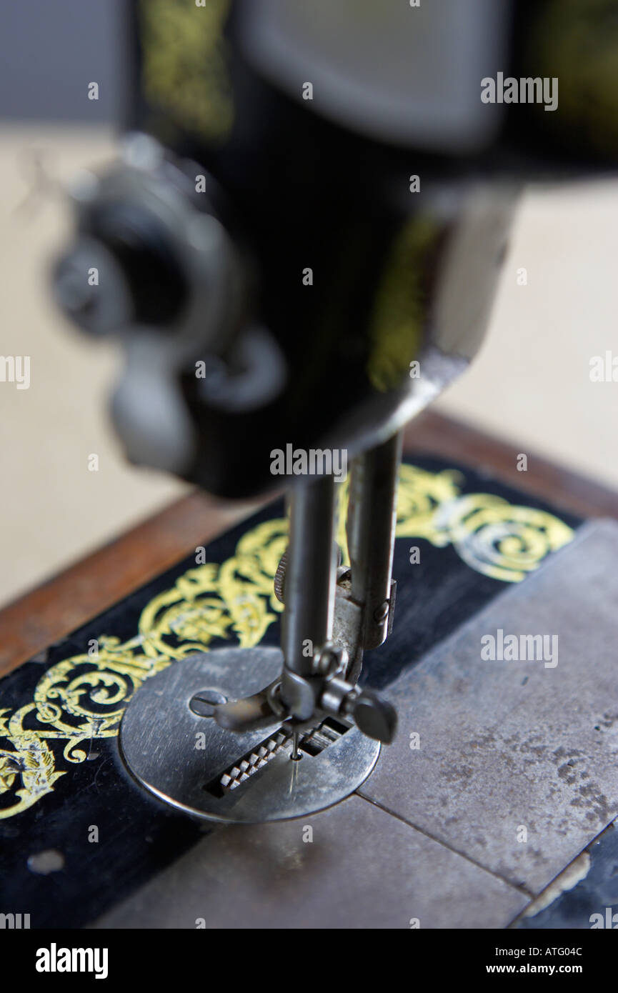 Old Singer Sewing Machine Cranking Handle Stock Photo - Alamy
