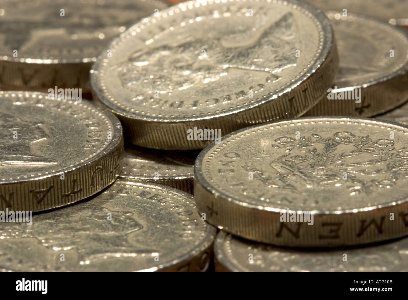 Scattered pound coin hi-res stock photography and images - Alamy