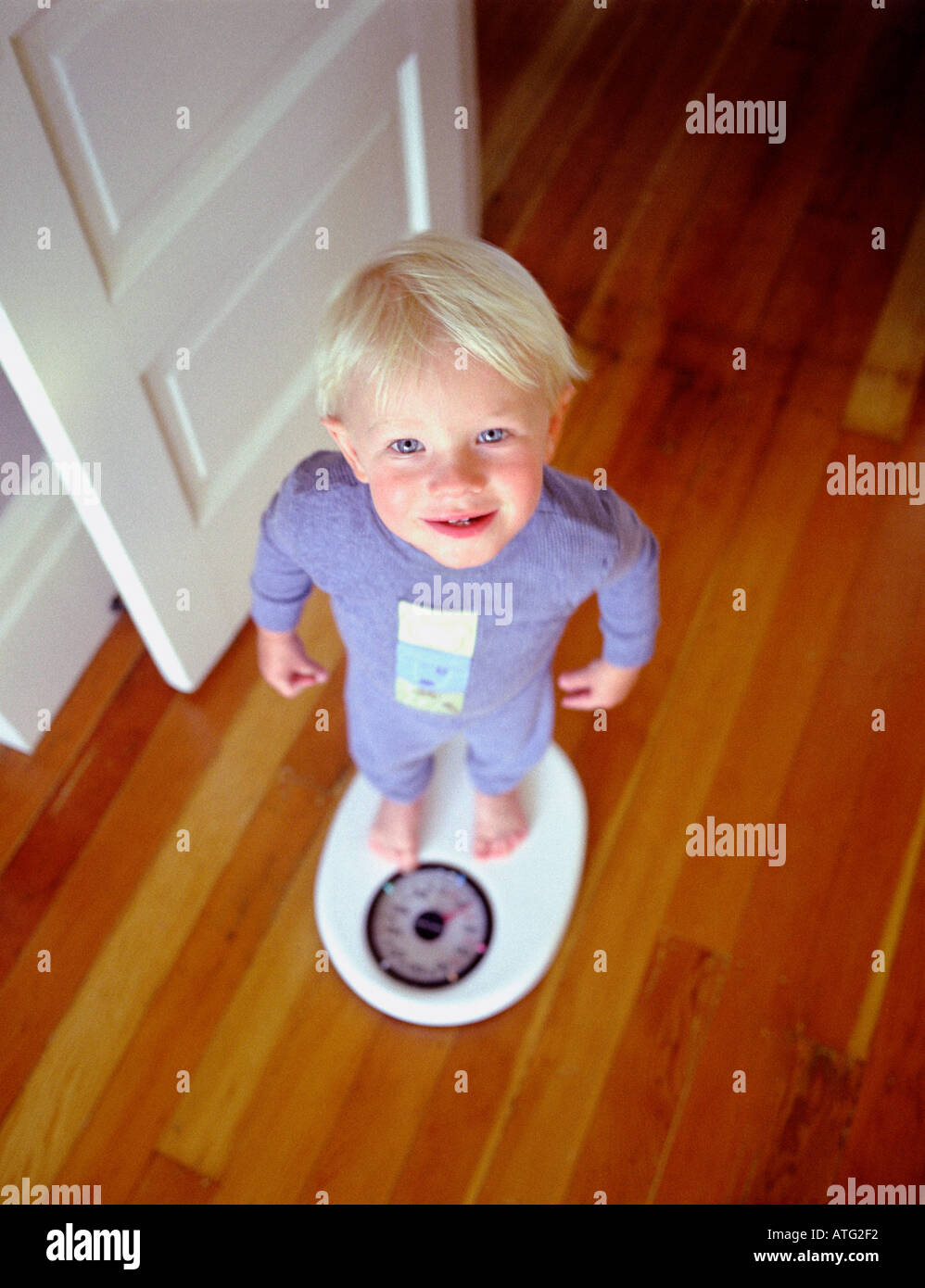 Child standing on scale hi-res stock photography and images - Alamy