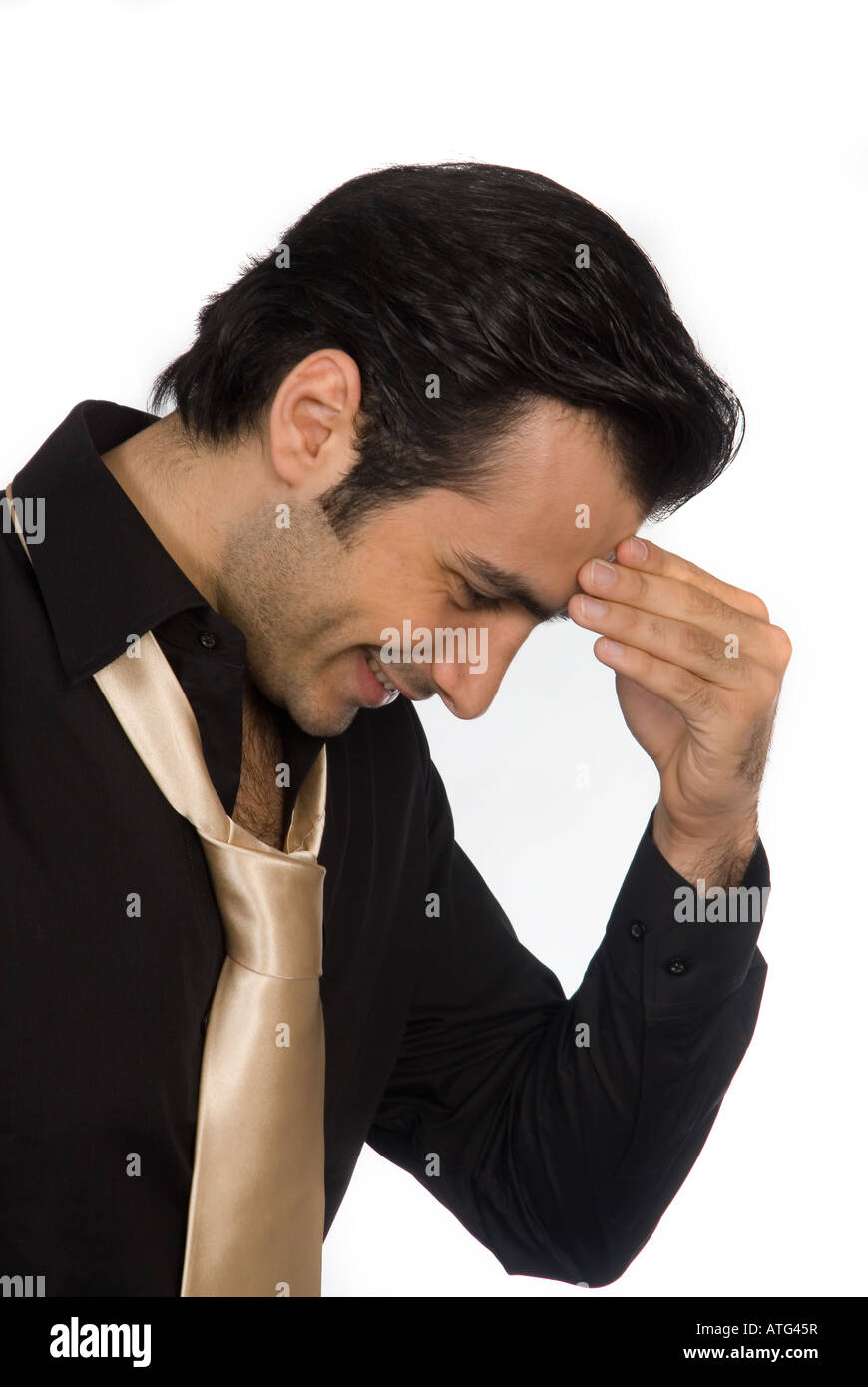 Forgetful man trying to remember with hand on forehead Stock Photo - Alamy
