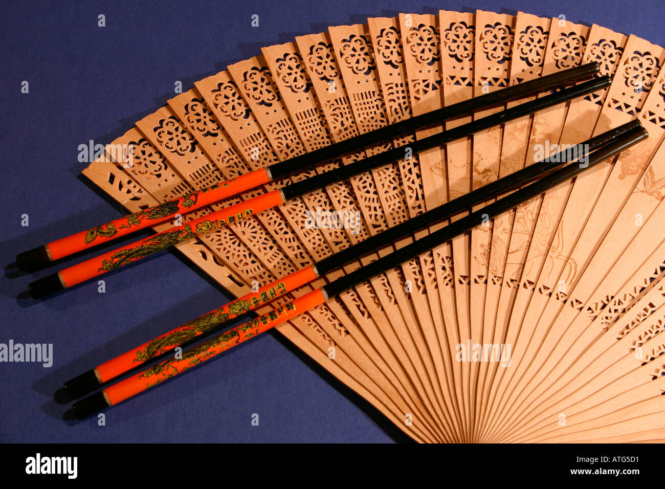 Chinese chopsticks and fan Stock Photo - Alamy