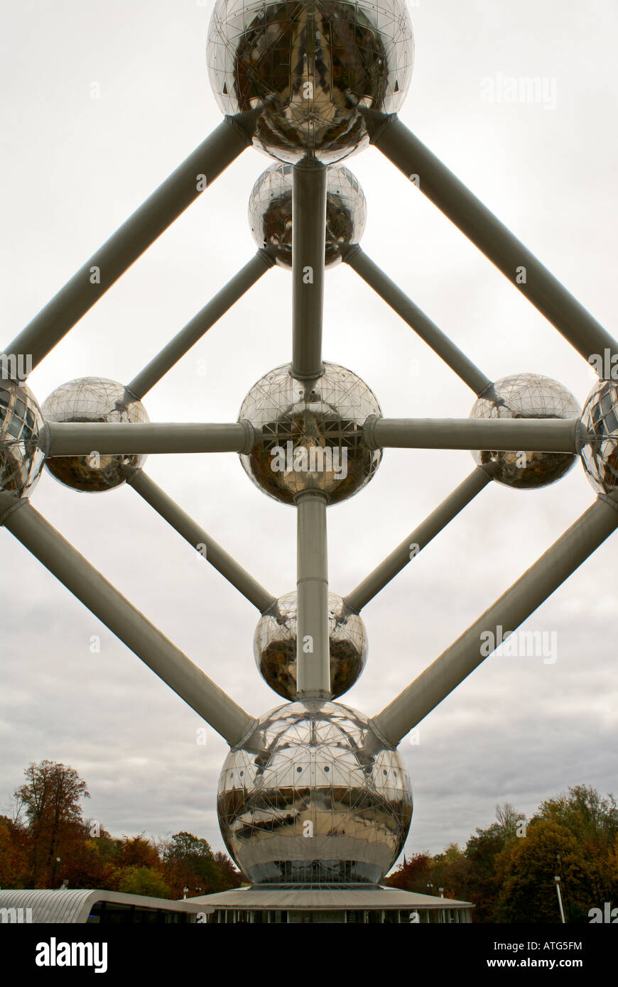 Spheres atom hi-res stock photography and images - Alamy