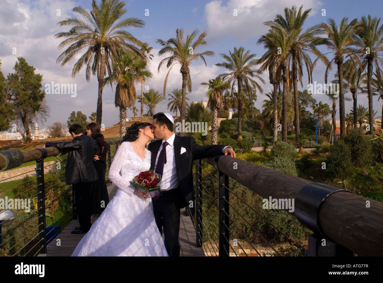 Israel jewish wedding bride groom hi-res stock photography and images ...