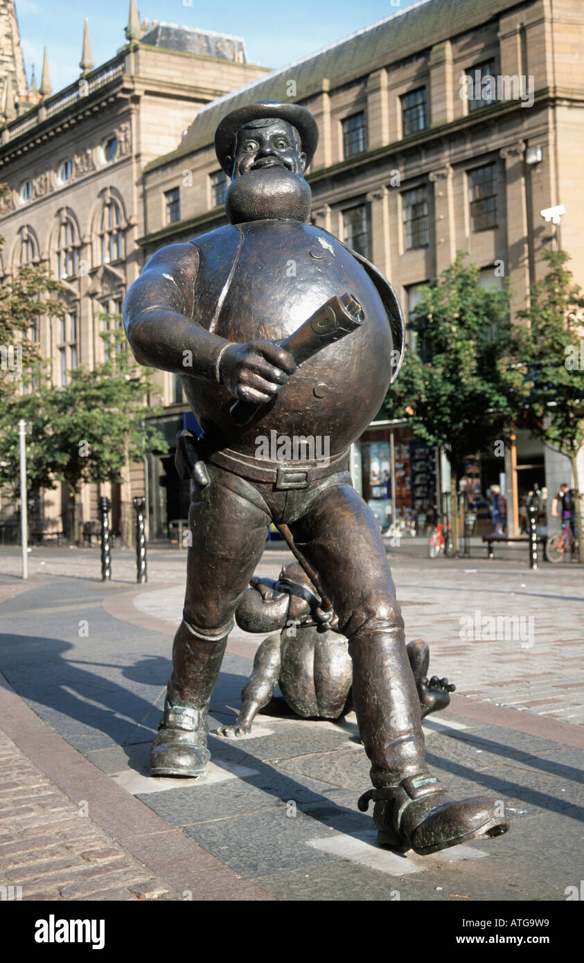 Desperate dan statue dundee city hi-res stock photography and images ...