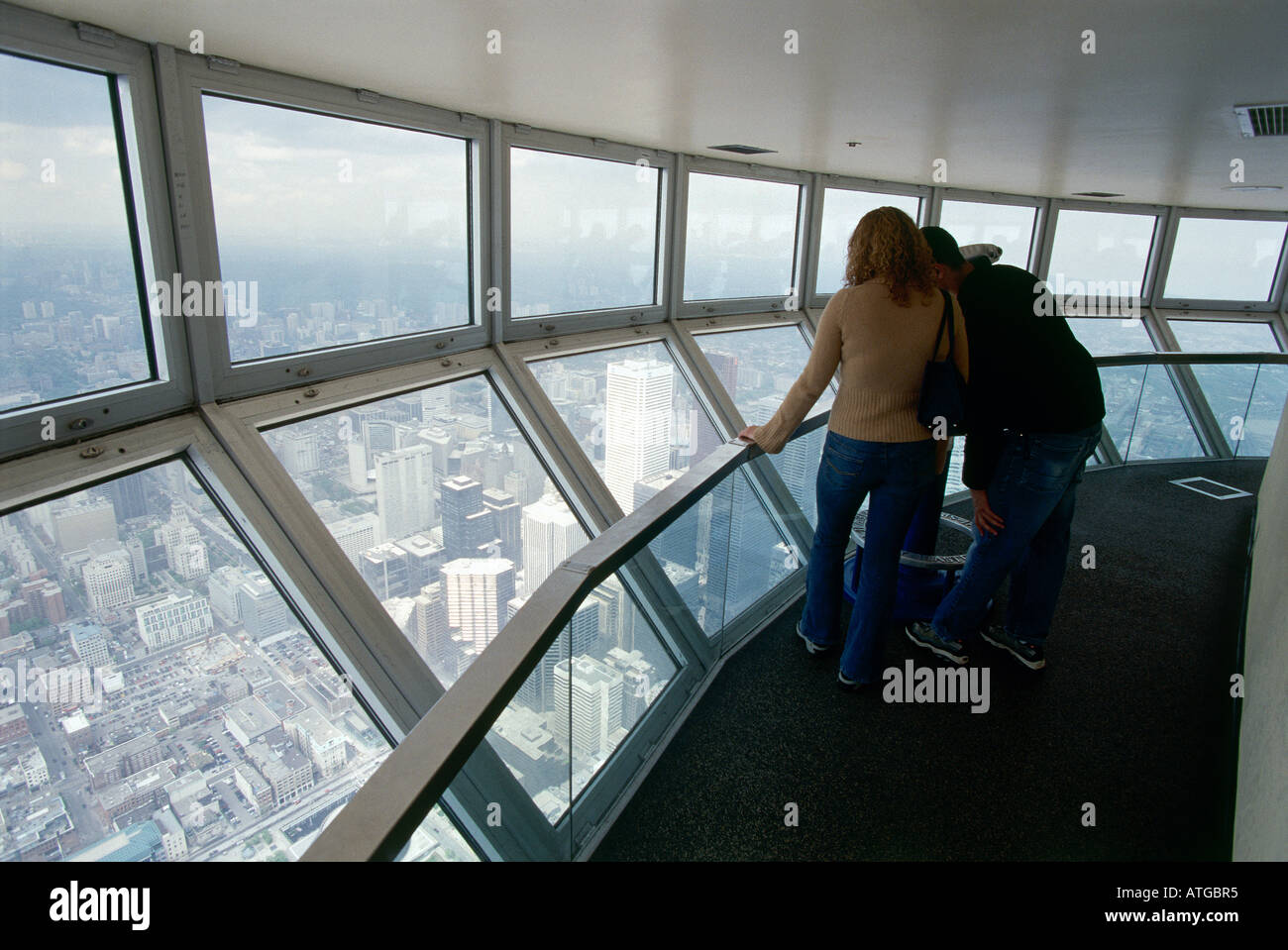 People viewing Toronto from the sky pod at the CN Tower Stock Photo - Alamy