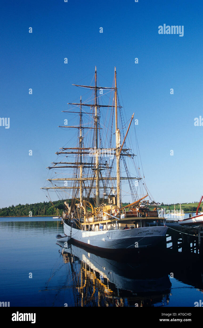 Tall ship in lunenburg hi-res stock photography and images - Alamy