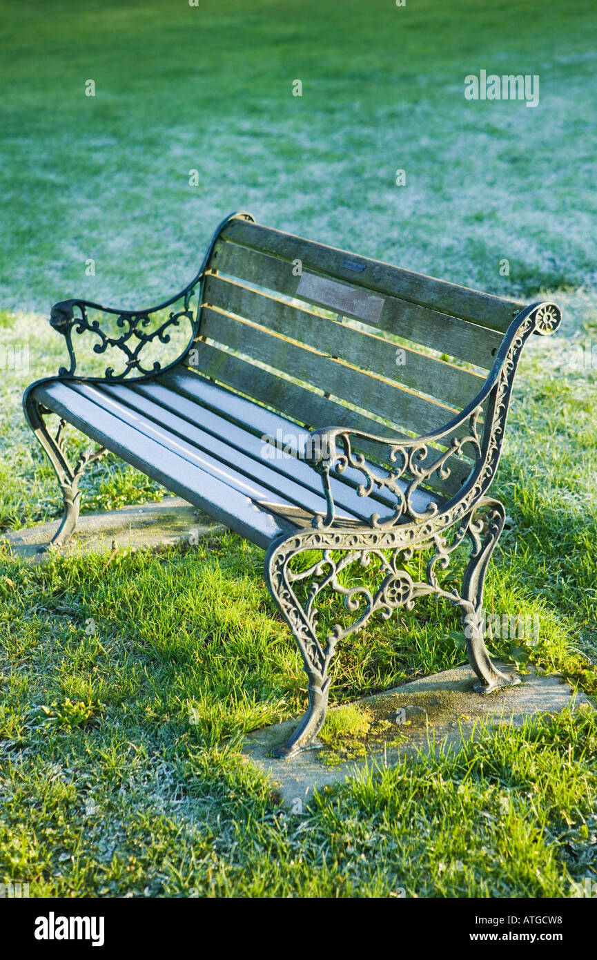 Frosty Park Bench Stock Photo - Alamy