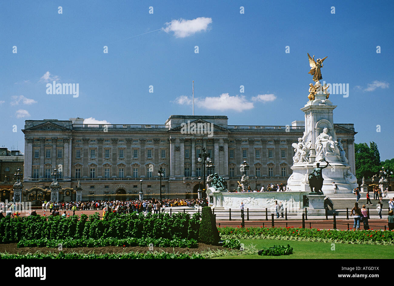 Buckingham palace cloudy day hi-res stock photography and images - Alamy
