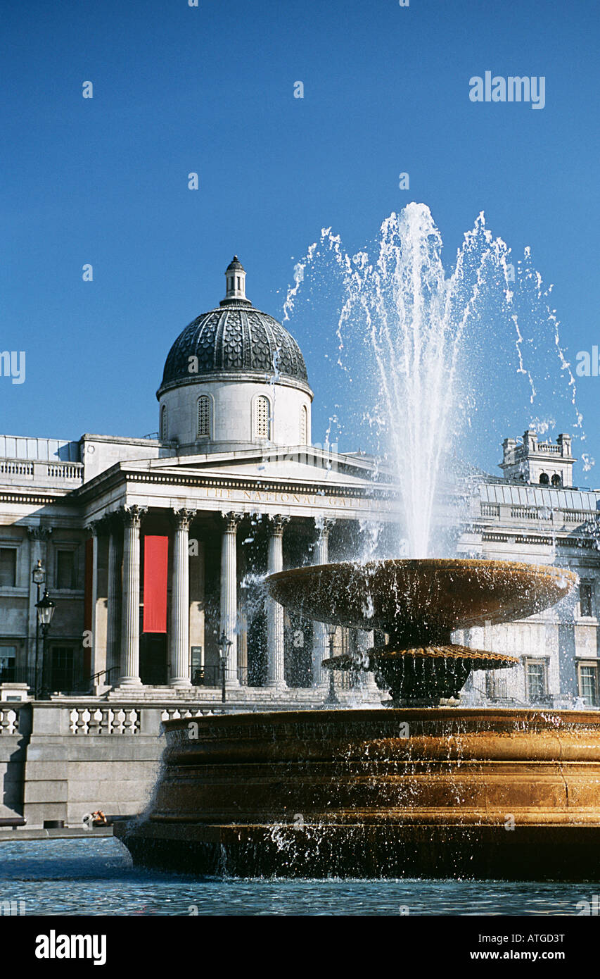 Fountain in trafalgar square Stock Photo - Alamy