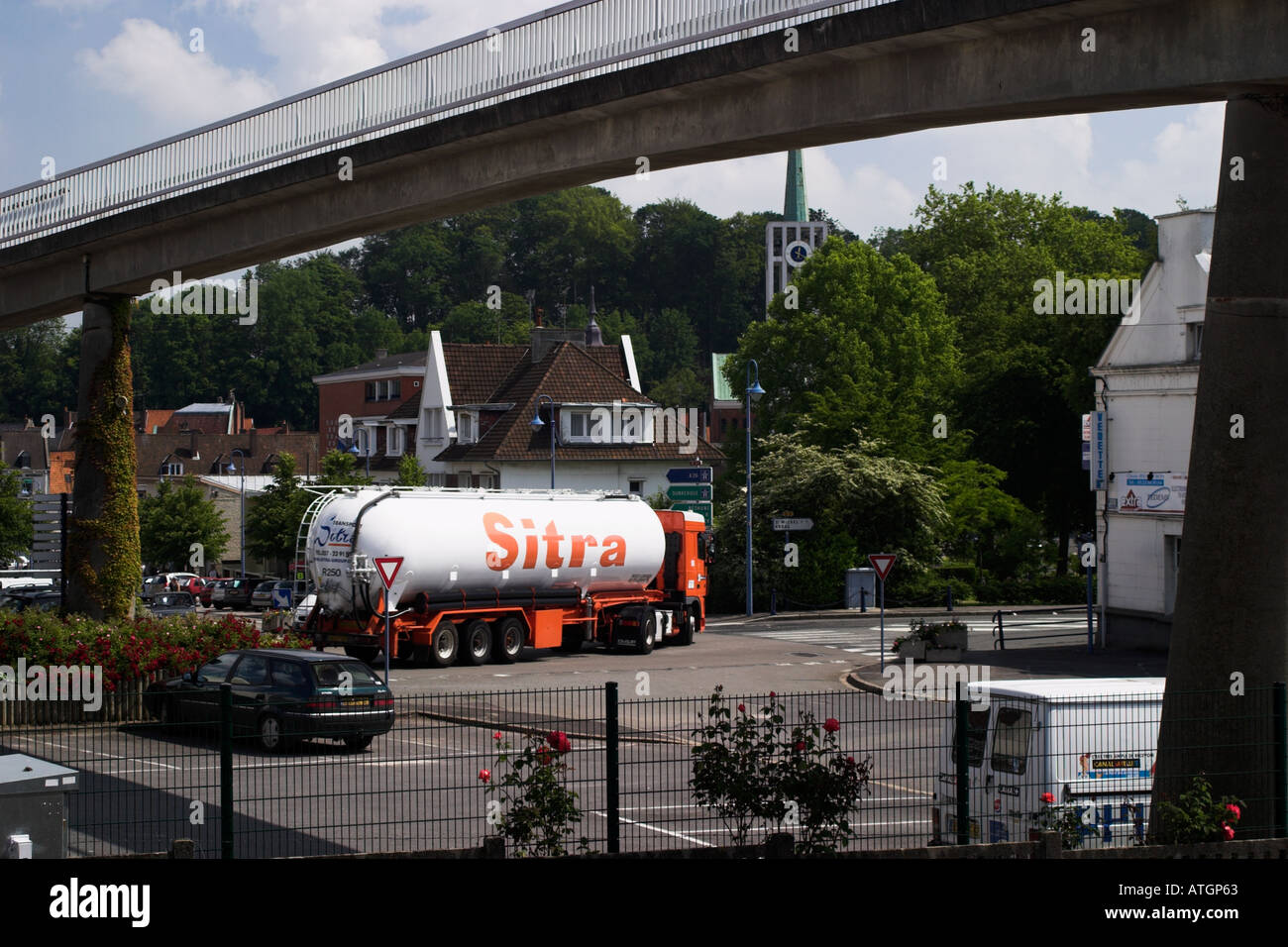 Bulk road tanker negotiating tight junction in centre of St Pol sur ...