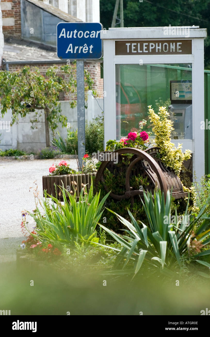 Bus stop and telephone box hi-res stock photography and images - Alamy
