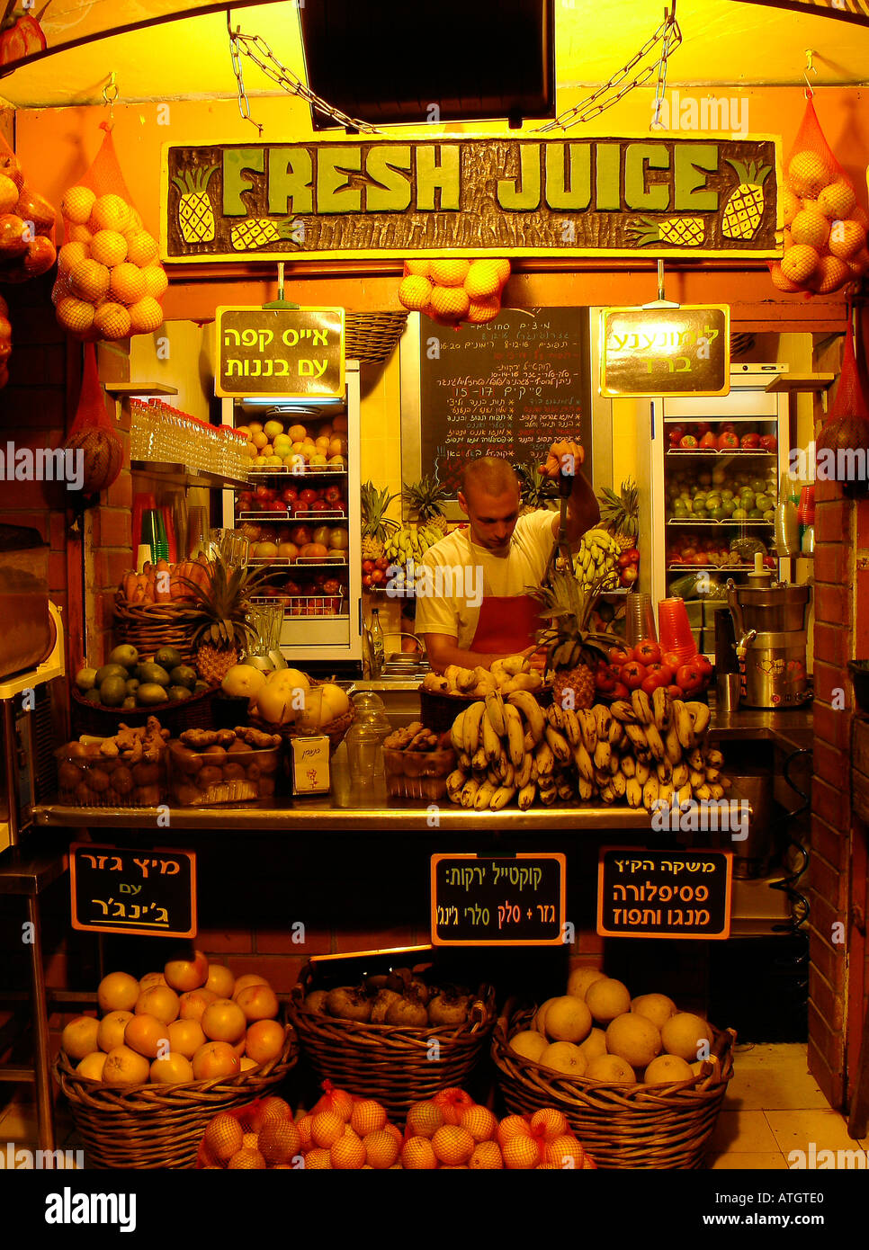 Israel tel aviv fruit juice stall hi-res stock photography and images ...