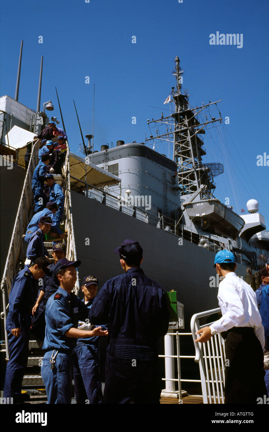 Crew members of Japanese frigate JDS Kashima stock up fresh supplies at ...
