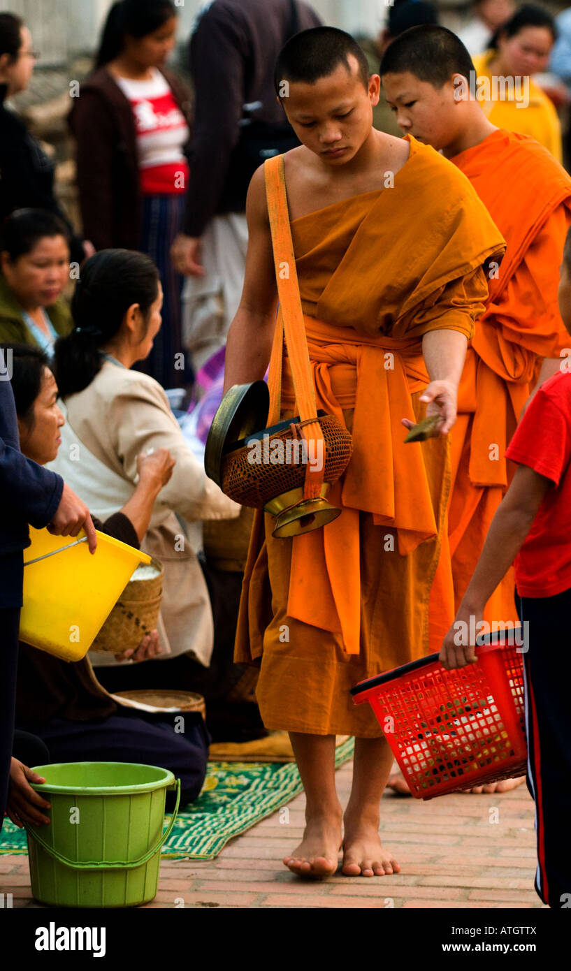 Monk giving alms poor hi-res stock photography and images - Alamy