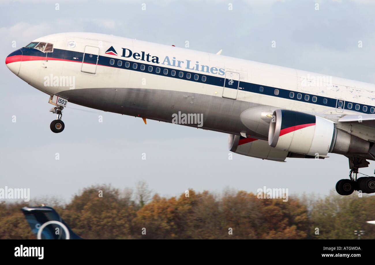 Delta at Manchester Airport infront of the atc contraol tower Stock ...