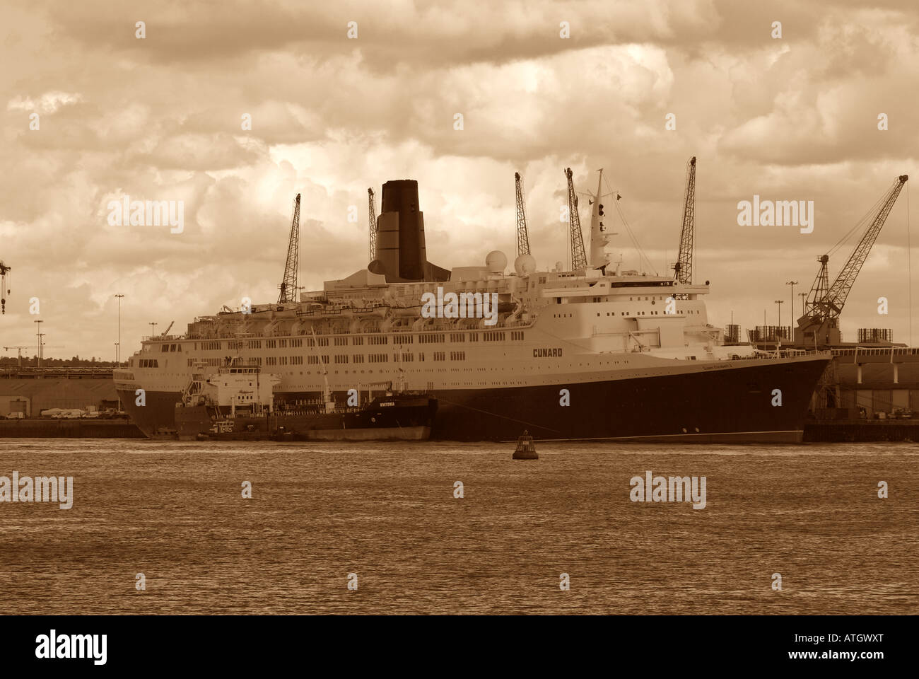 Queen elizabeth ii qe2 ship southampton hi-res stock photography and ...