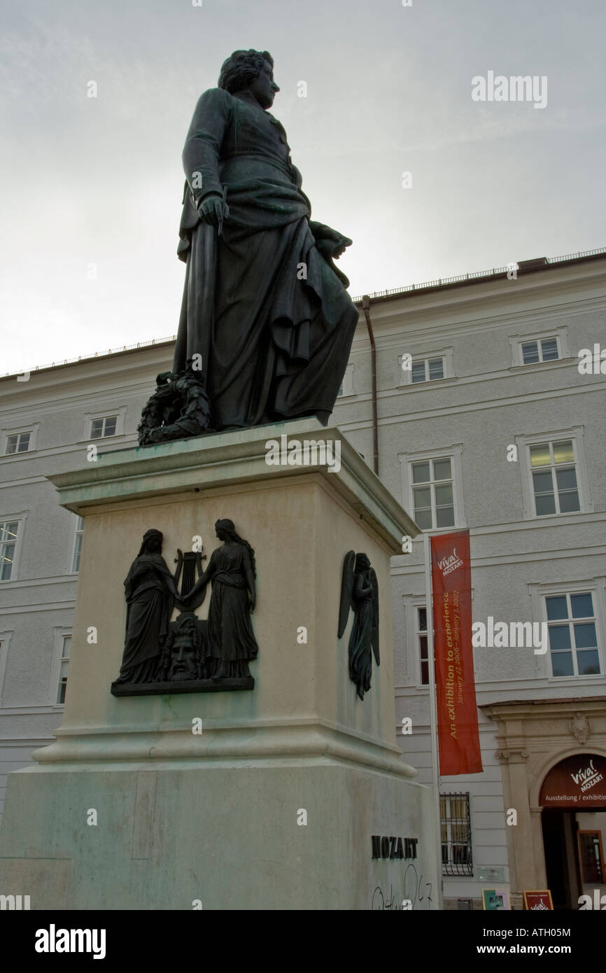 Mozart statue in Mozartplatz Salzburg Stock Photo - Alamy
