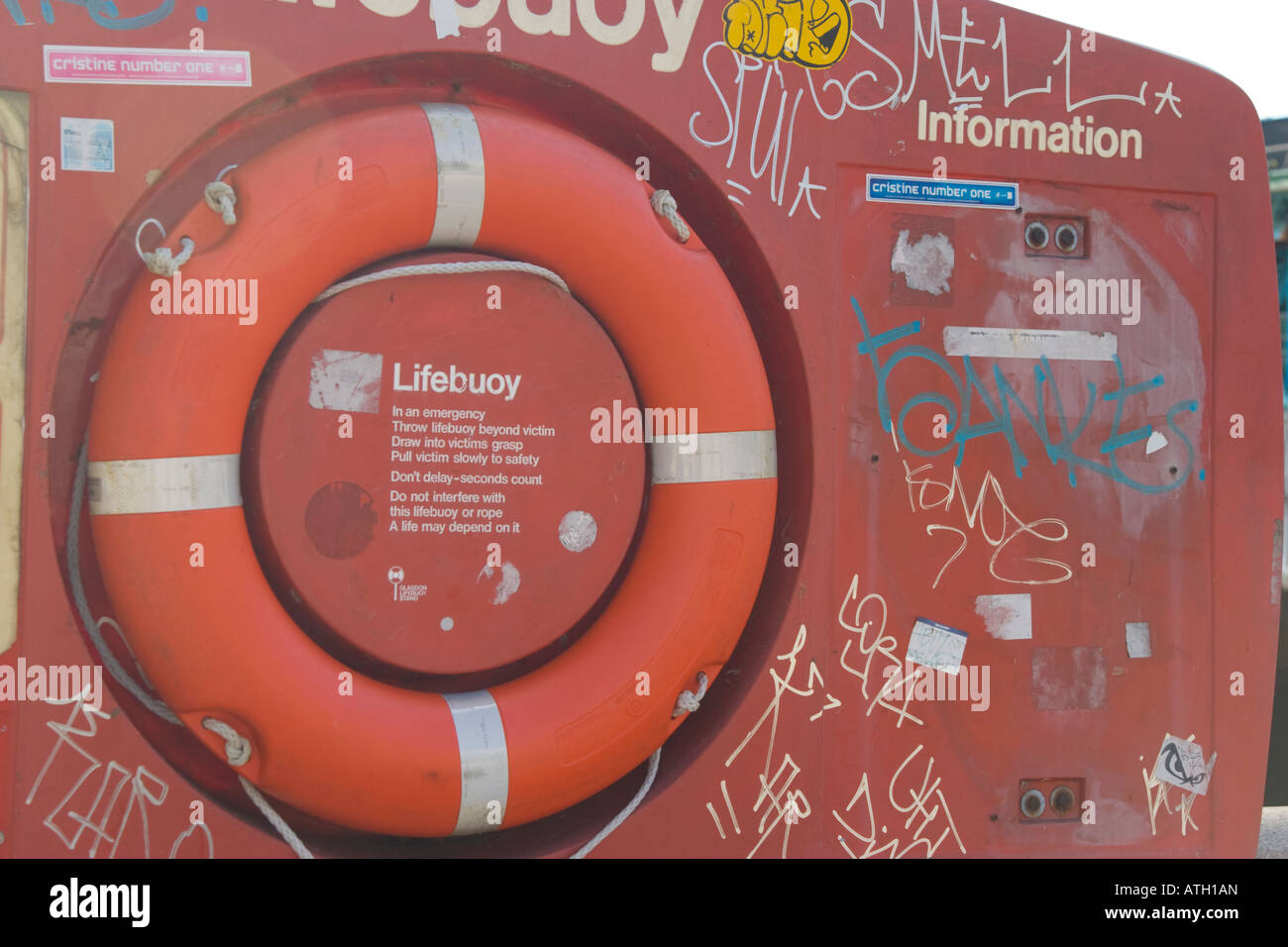 Life ring and the river thames hi-res stock photography and images - Alamy
