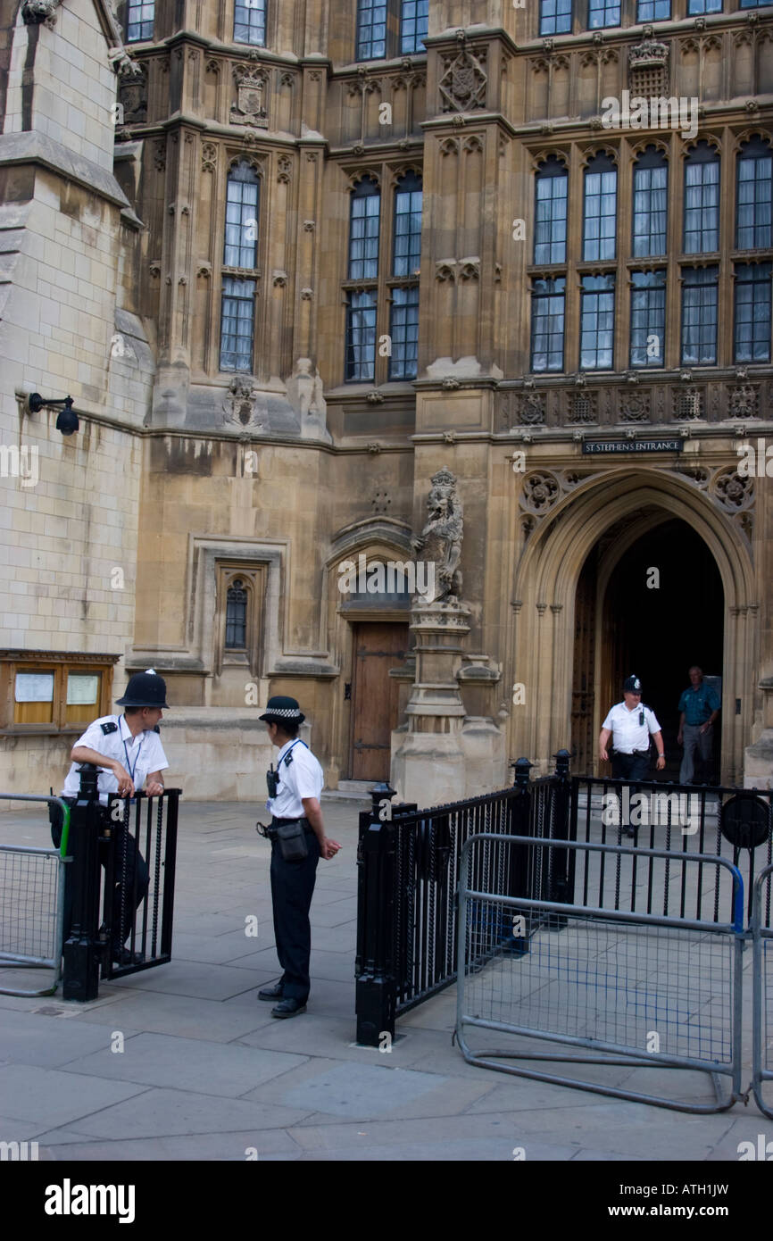 Police officers guarding the palace of westminster hi-res stock ...