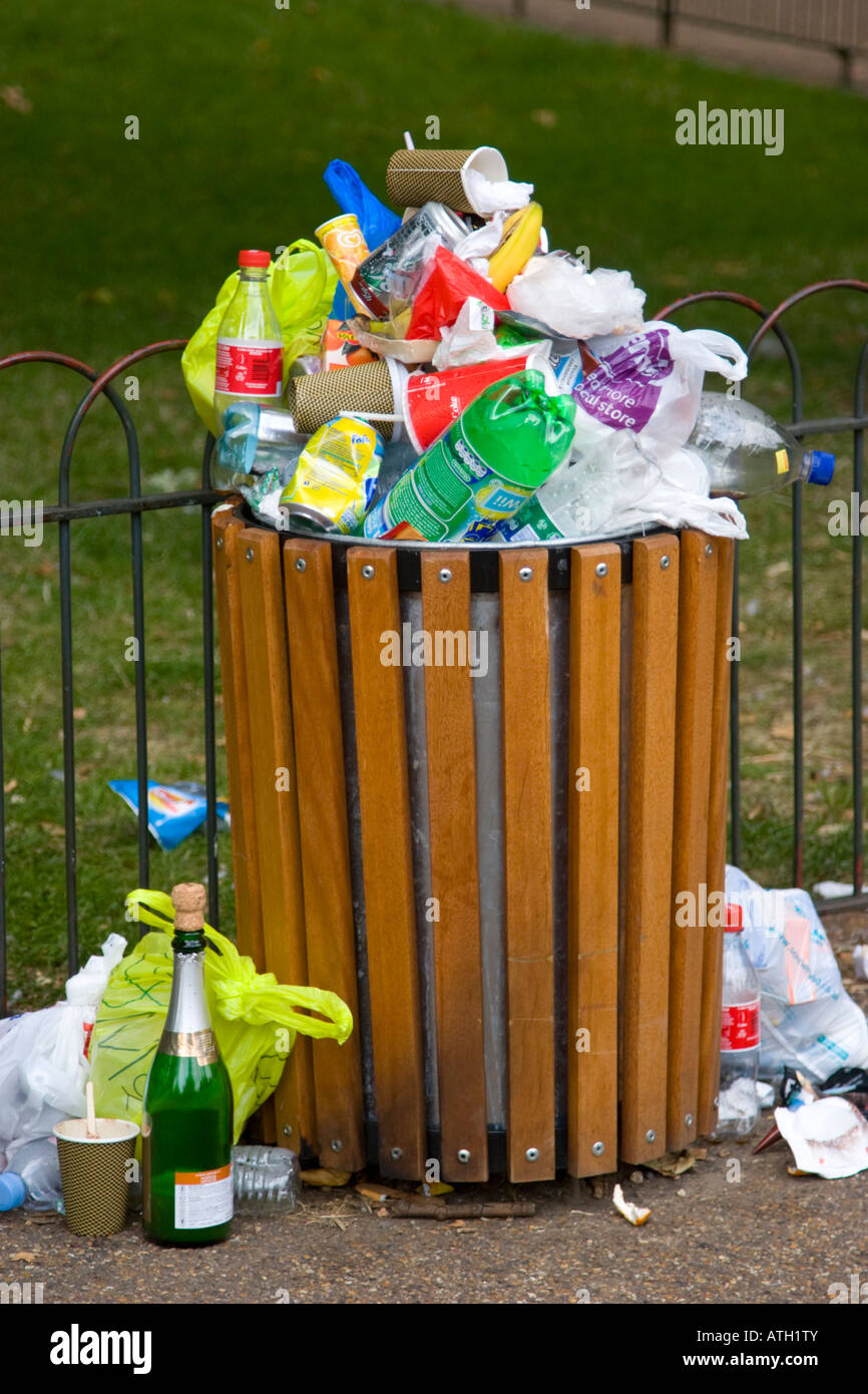Overflowing litter bin in a public park Stock Photo - Alamy Overflowing litter bin in a public park Stock Photo - Alamy