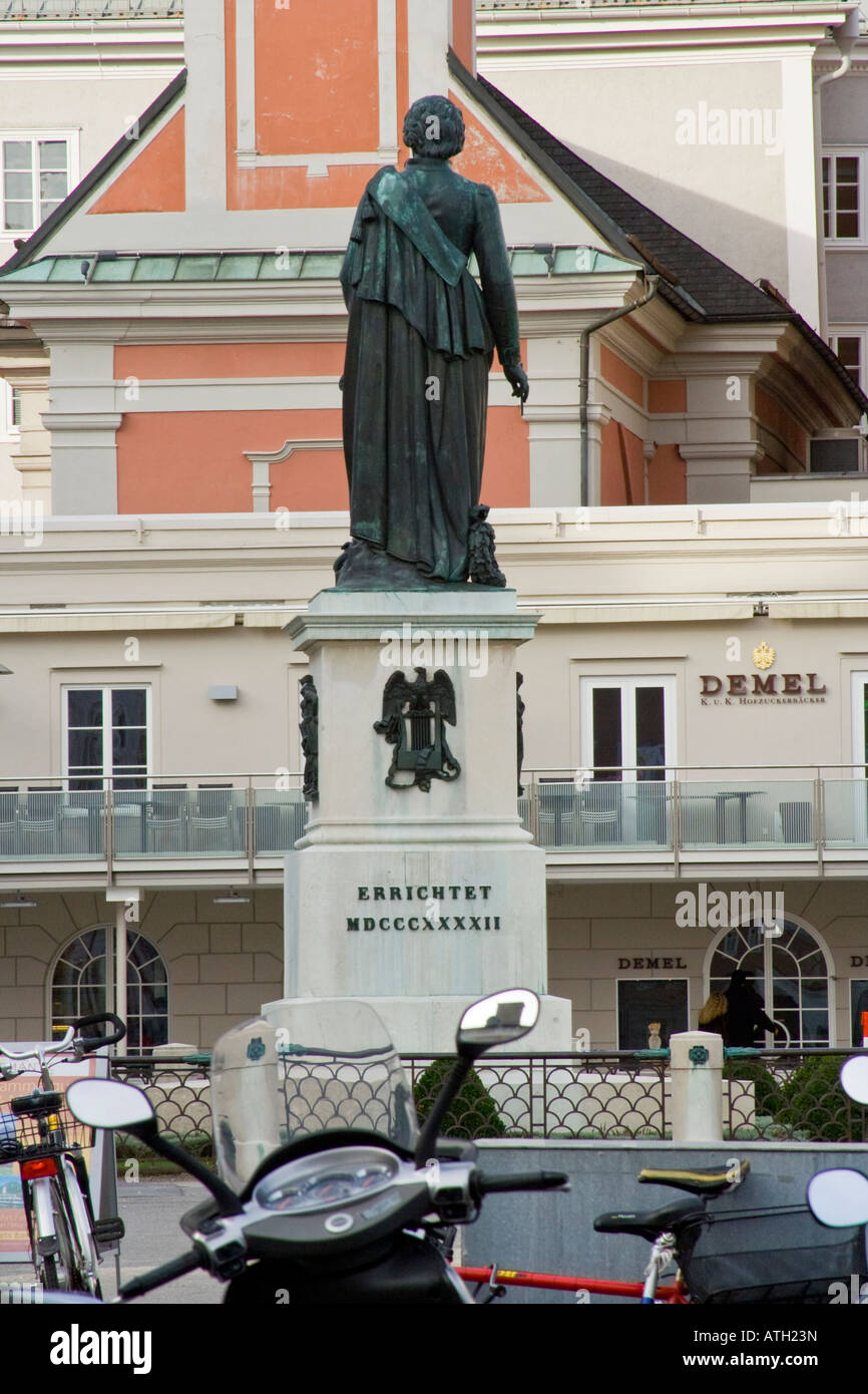 Mozart statue in the Mozartplatz, in the old town at Salzburg Stock ...