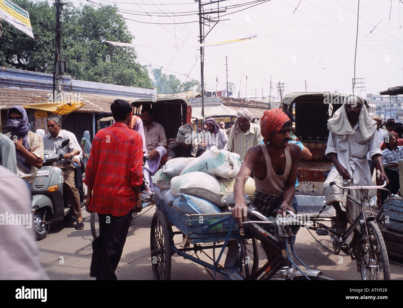Rickshaws dusty street delhi hi-res stock photography and images - Alamy
