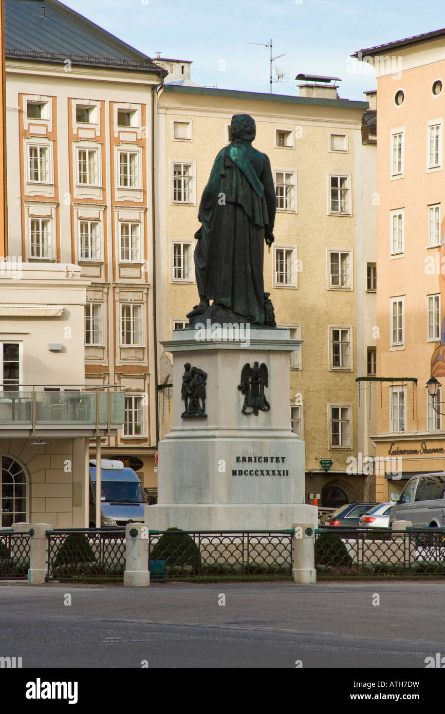 Mozart statue in the Mozartplatz, in the old town at Salzburg Stock ...