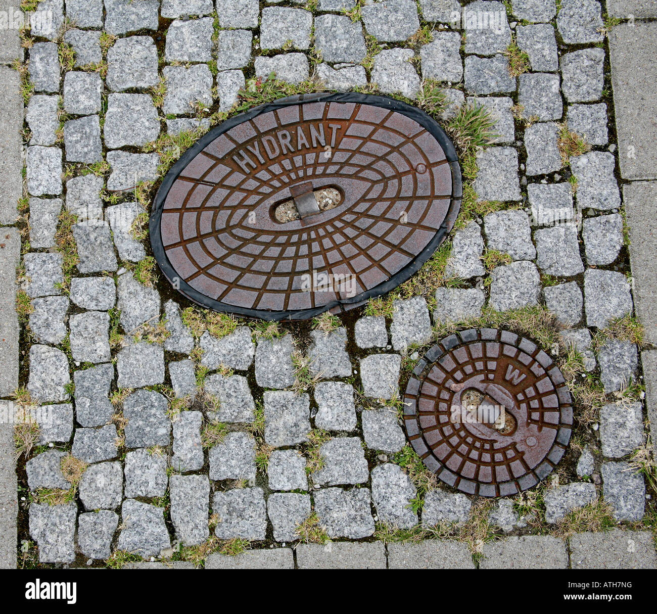 Manhole covers hi-res stock photography and images - Alamy