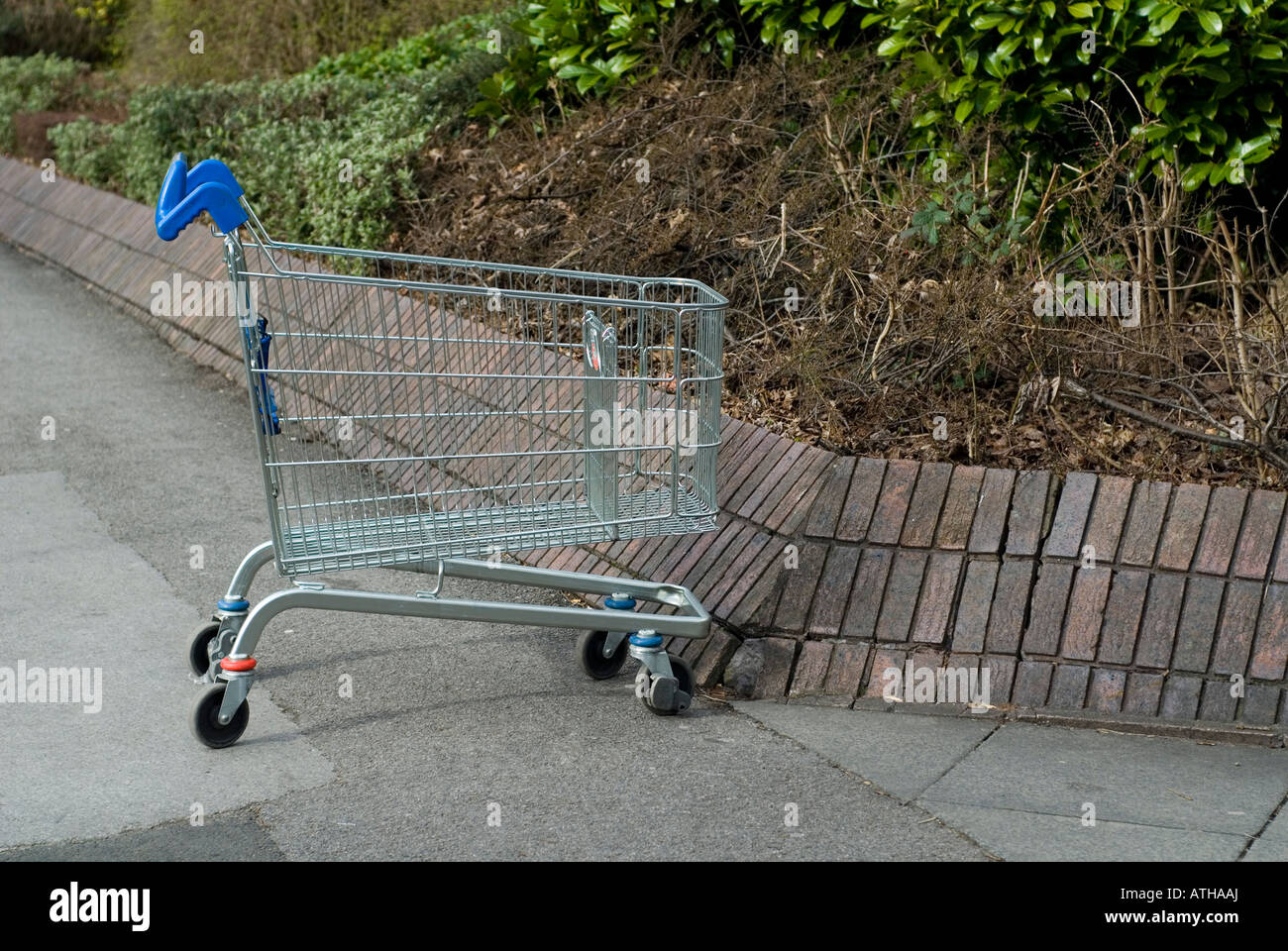 Empty shopping trolley in the street Stock Photo - Alamy