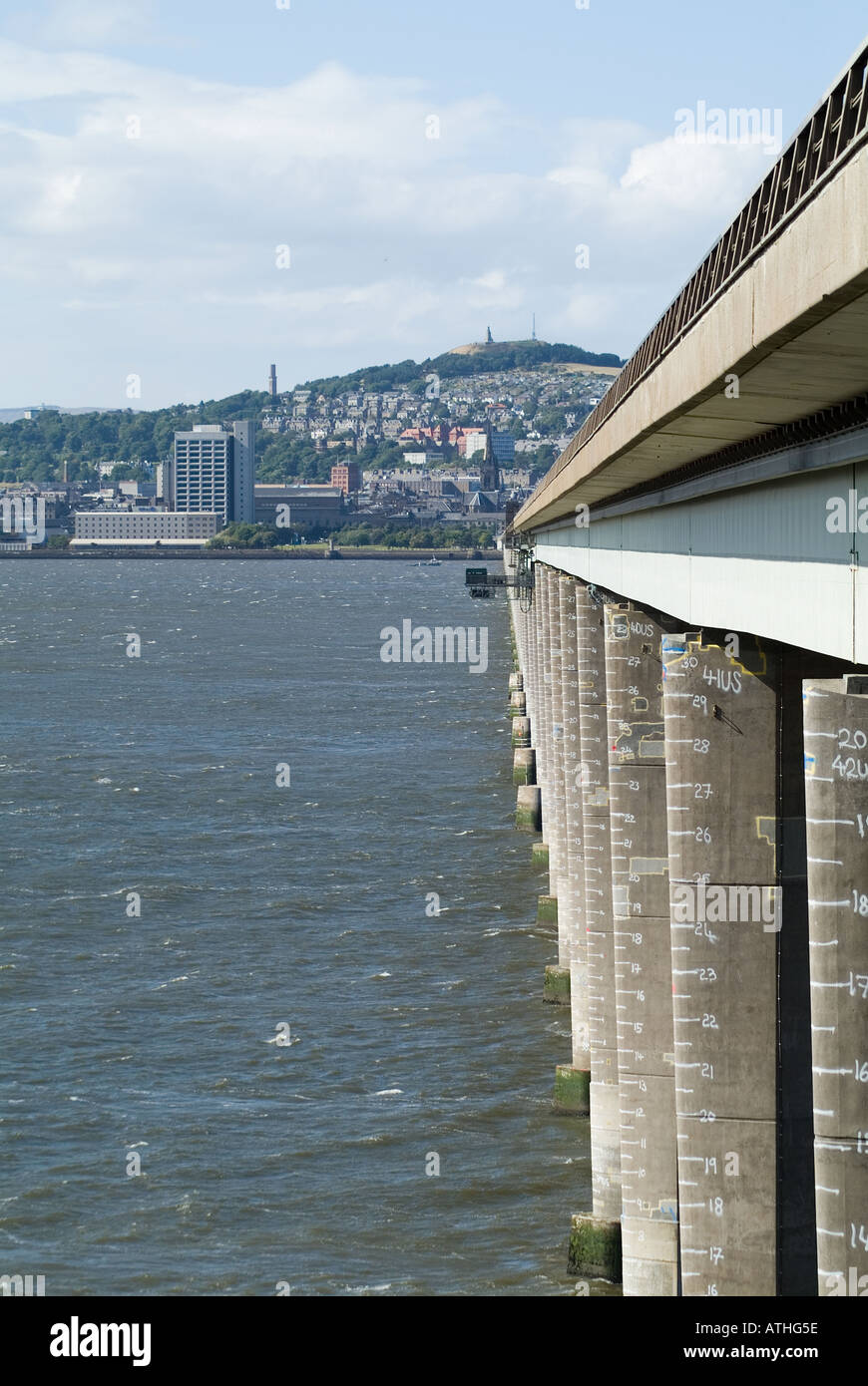 dh Tay Road Bridge DUNDEE ANGUS Bridge crossing the River Tay with city ...