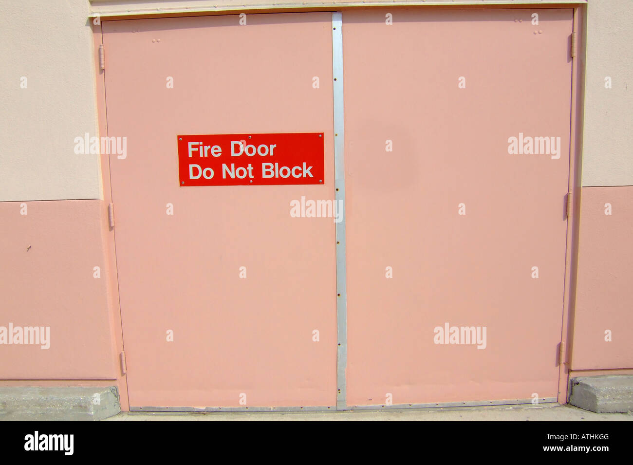 Fire door do not block sign on an entrance to a building Stock Photo ...