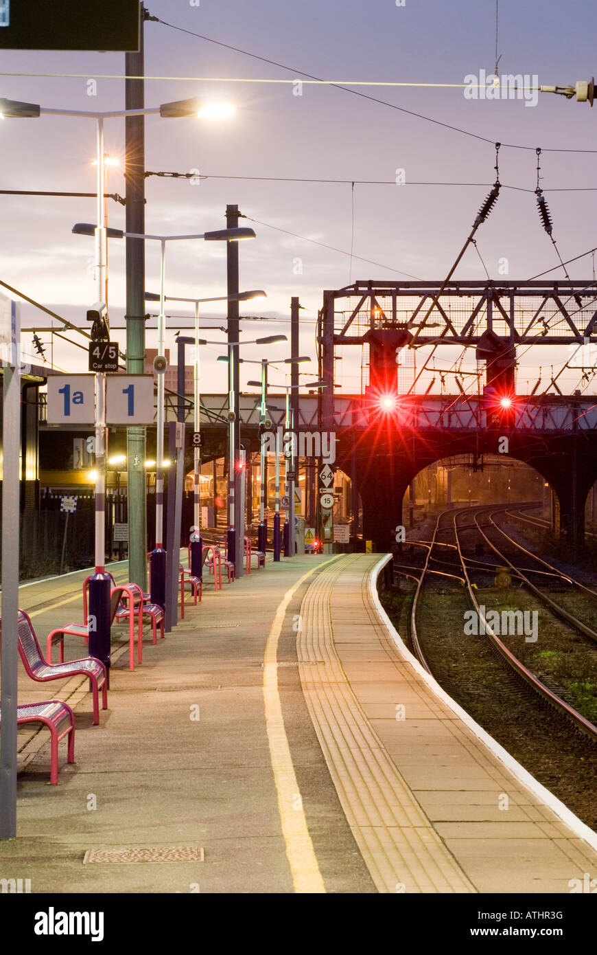 Stations platforms signals hi-res stock photography and images - Alamy