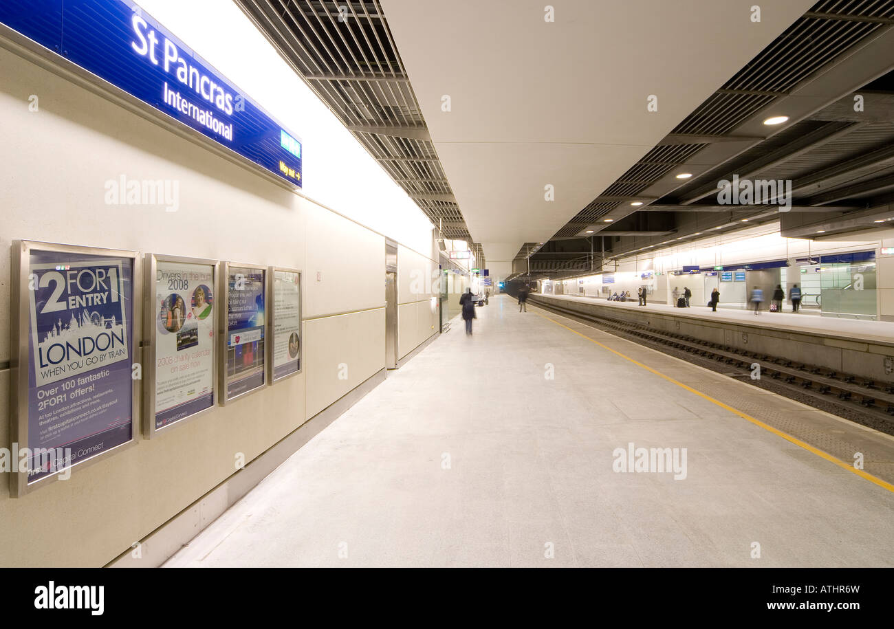 platform at st pancras railway station london england Stock Photo - Alamy