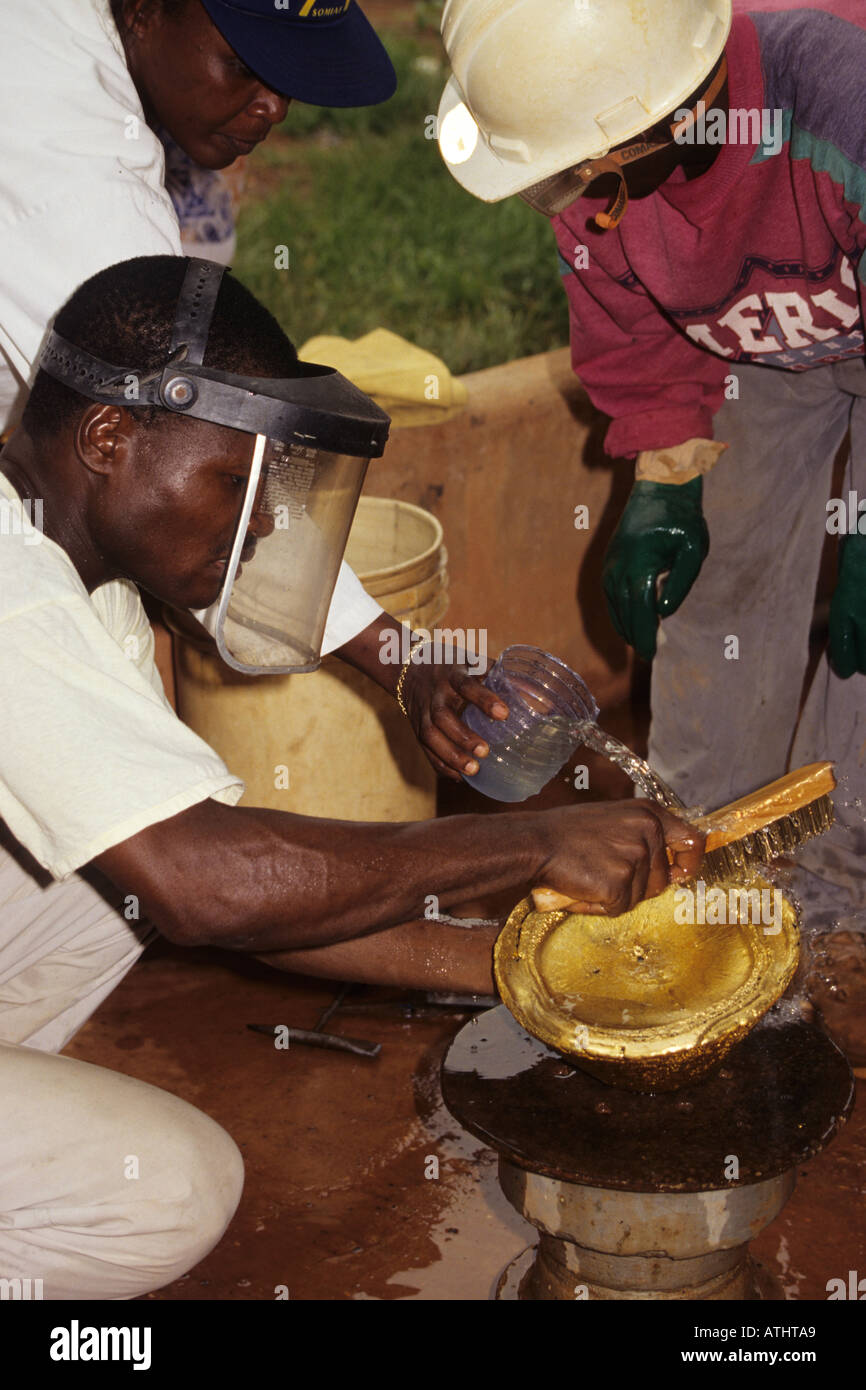 Workers Examine Freshly Poured Gold Ingot, Two Weeks' Production ...