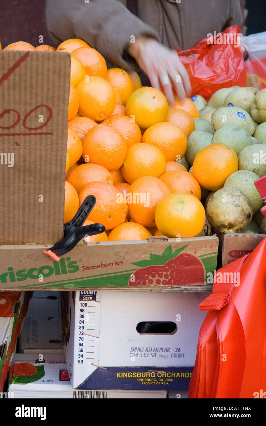 Outdoor fruit vendor in Chinatown, New York City Stock Photo - Alamy