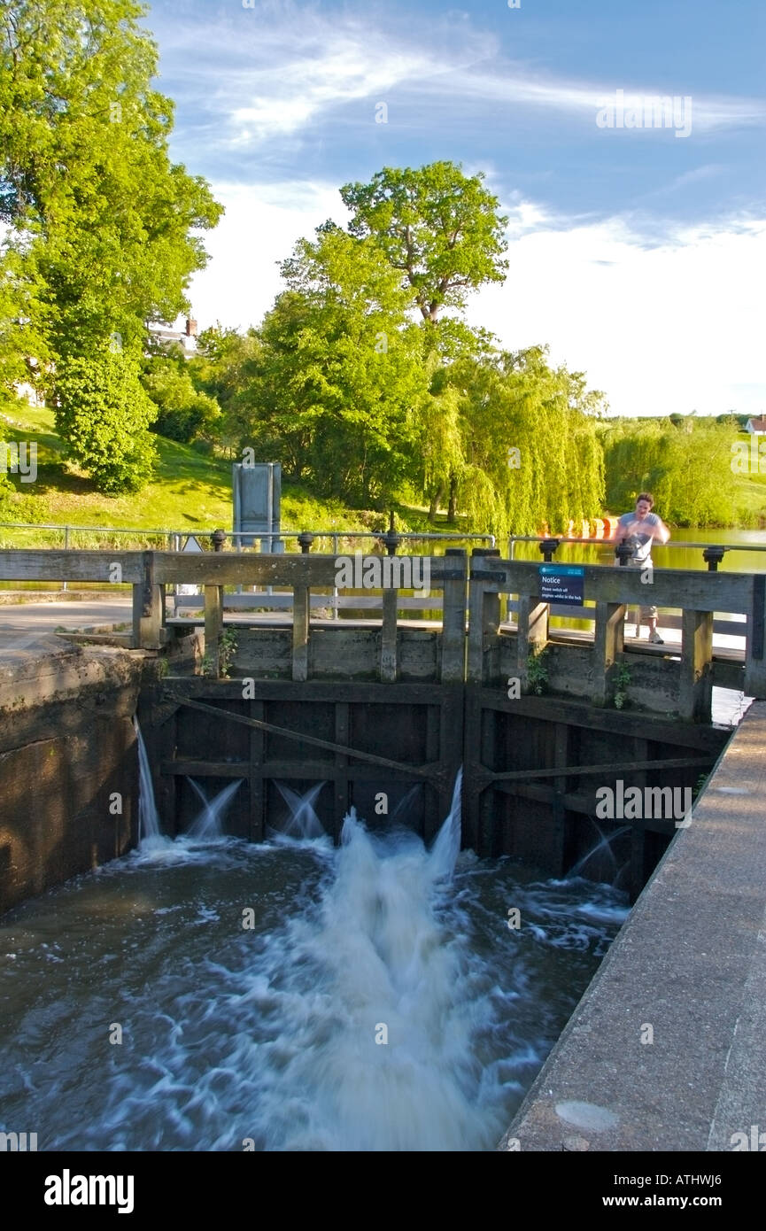 Teston lock on river medway hi-res stock photography and images - Alamy