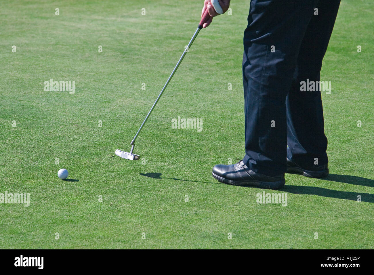 Golfers in action hi-res stock photography and images - Alamy