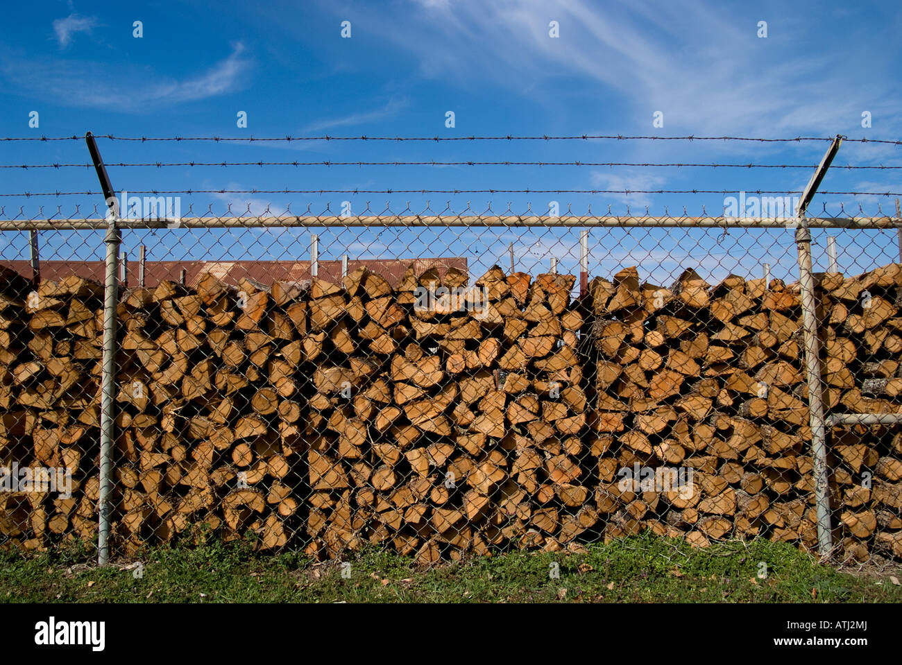 Wood log wire fence hi-res stock photography and images - Alamy