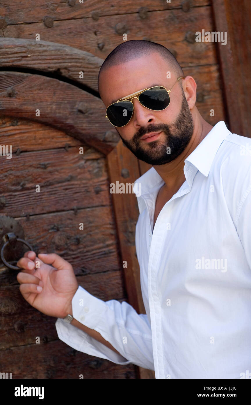 man knocking on door Stock Photo - Alamy