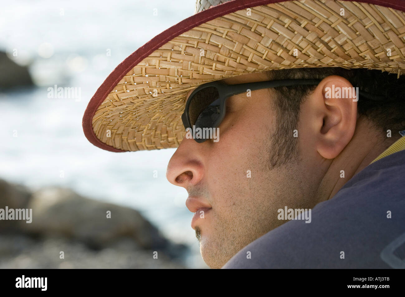 Man wearing straw cowboy hat hi-res stock photography and images - Alamy