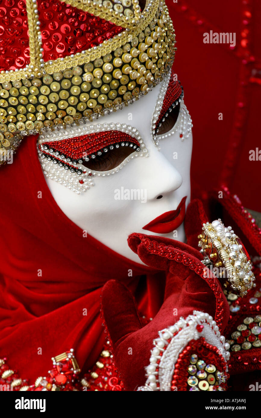 Ruby red performers hi-res stock photography and images - Alamy