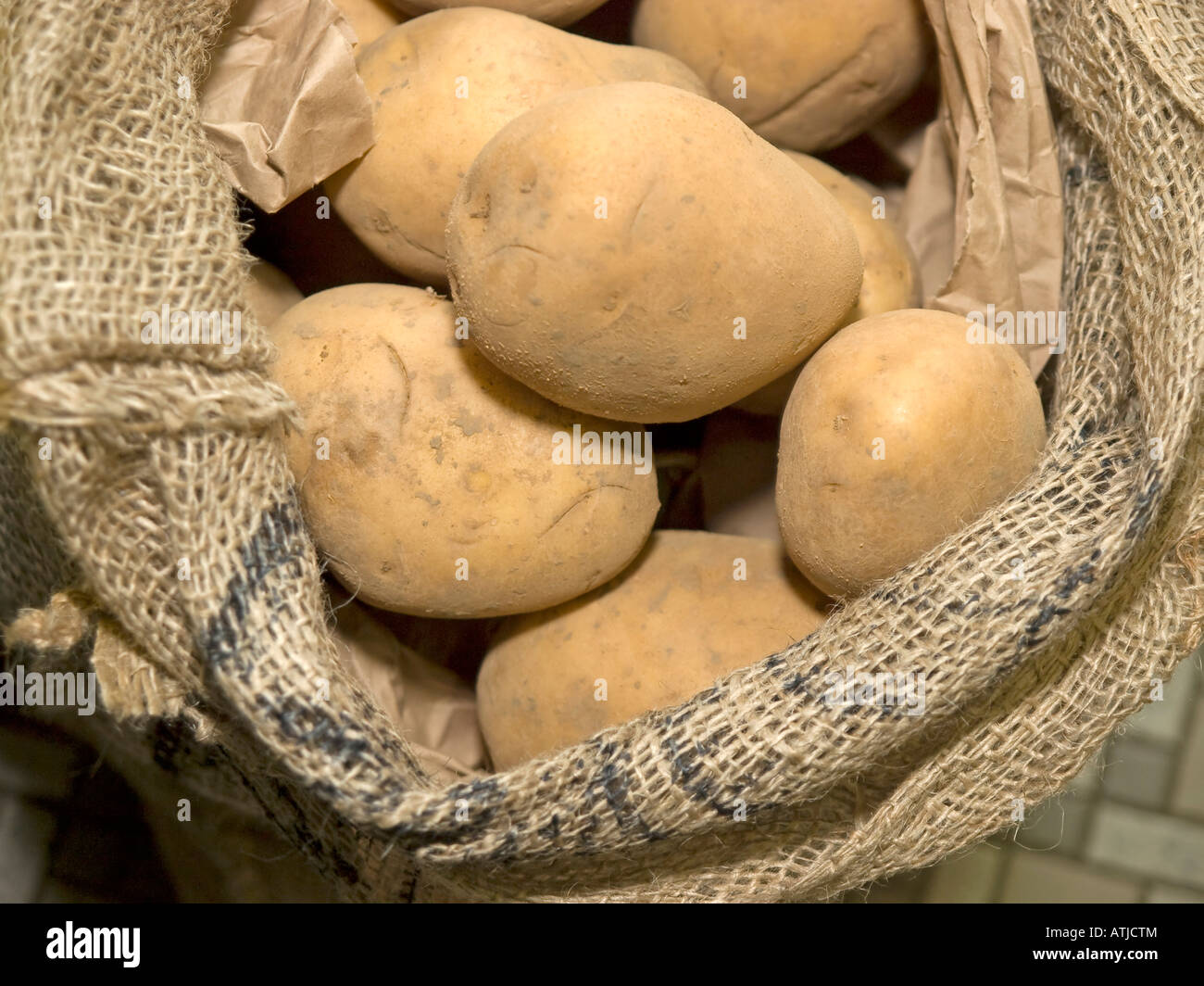 burlap sack bag filled with potatoes Stock Photo - Alamy