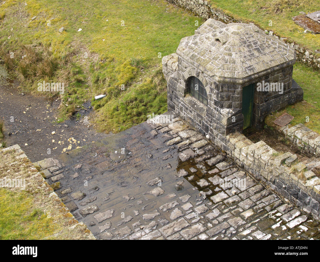 control point victorian reservoir dam wall sluice Stock Photo - Alamy