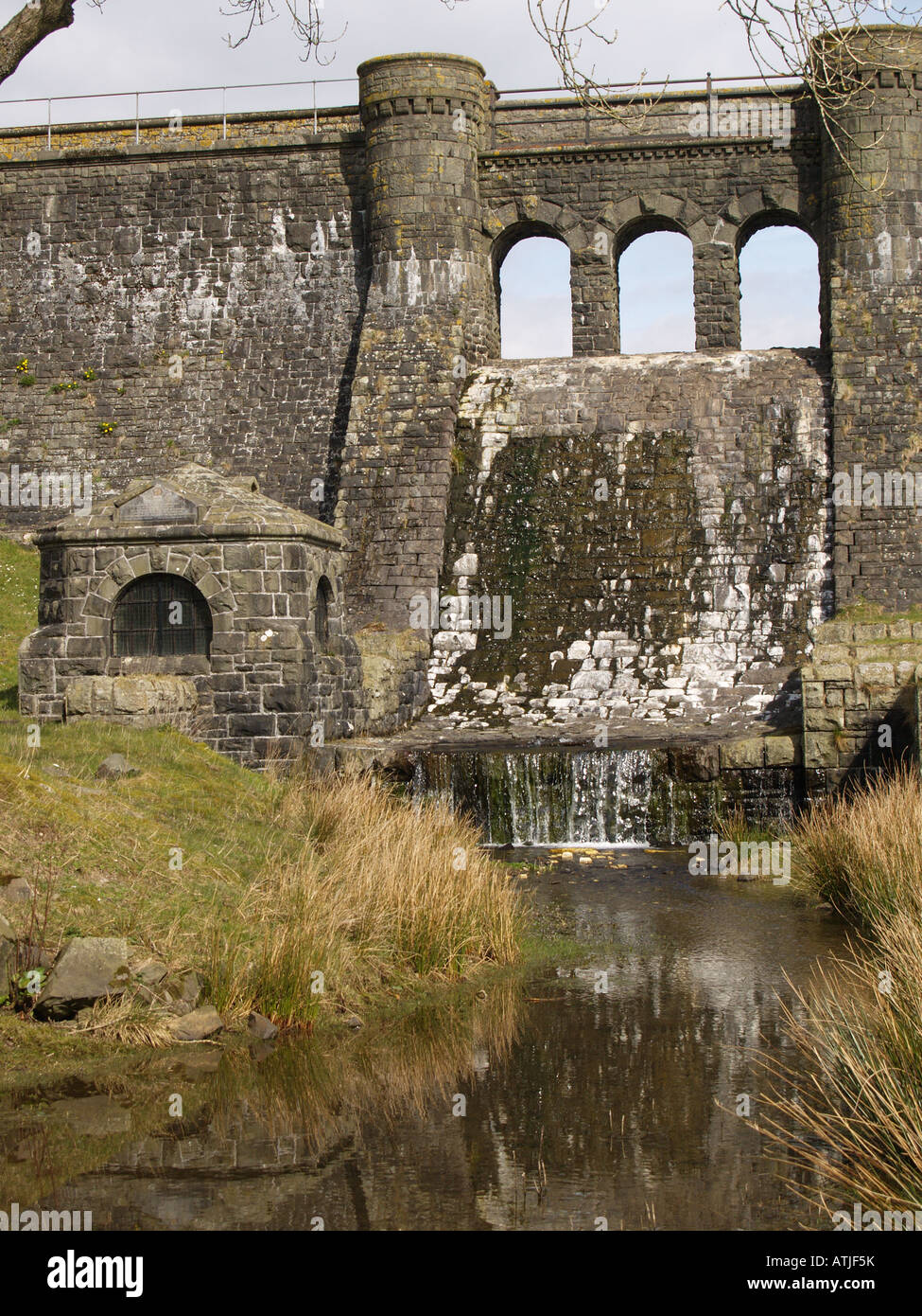 tarn victorian reservoir dam wall sluice stream Stock Photo - Alamy