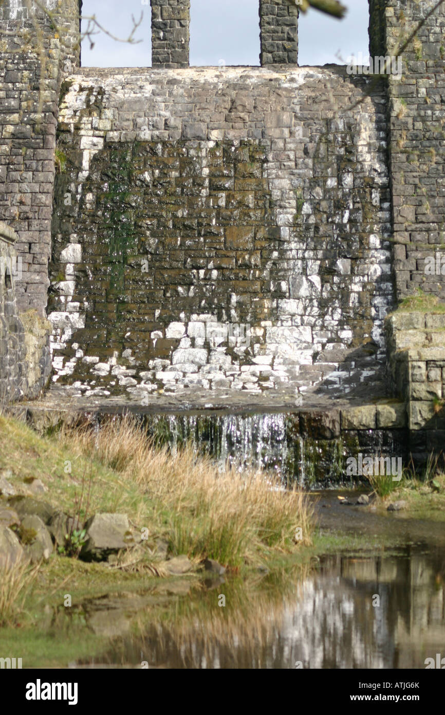 arches victorian reservoir dam wall sluice stream Stock Photo - Alamy
